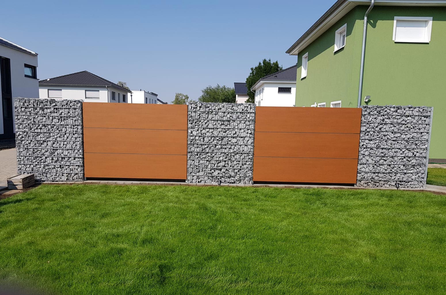 Wir liefern Sichtschutzzäune, Kunststoff/WPC/Holz-Zäune